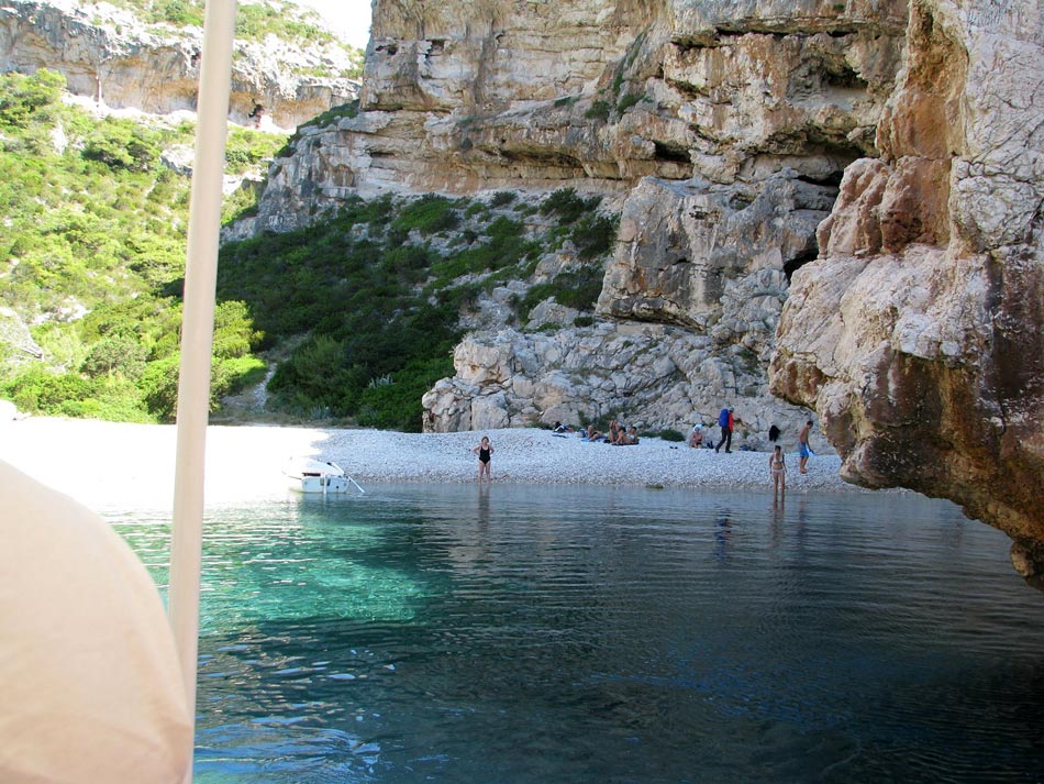 Bucht Stiniva auf Vis | Kroatien Strandführer √ - Kroati.de