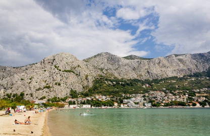 Strand Velika Plaza in Omis | Strandführer Kroati.de