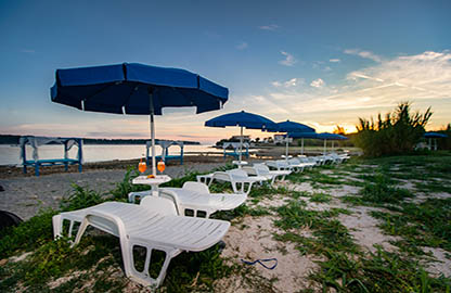 Hundestrand Banjol (Insel Rab) - Monty`s Dog Beach & Bar