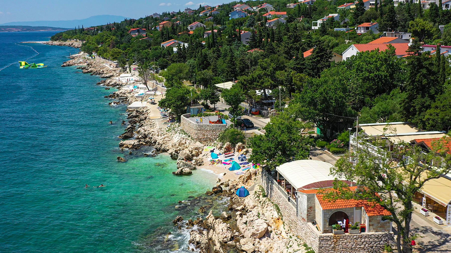 Strand Bribirska obala (Riva) in Novi Vinodolski - Kroati.de √